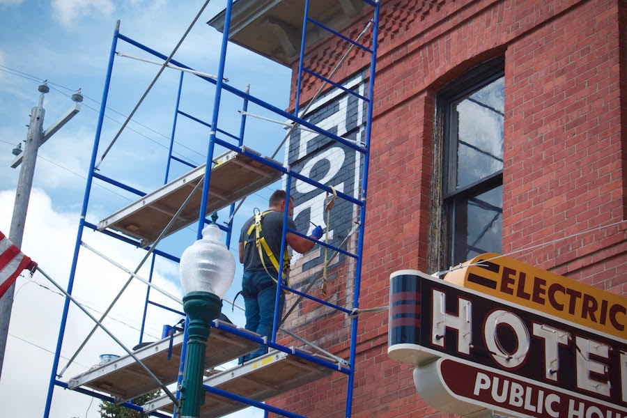 Refreshing Classic Signs – Hotel Lincoln, the Electric Hotel